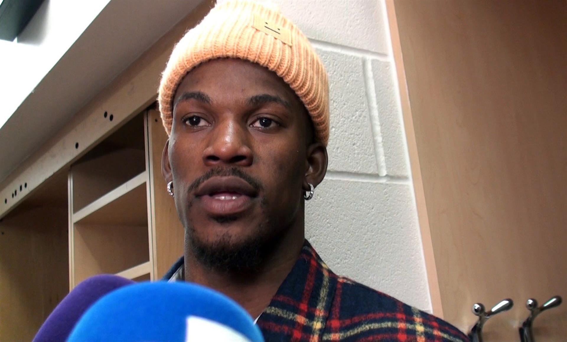 Jimmy Butler, de los Heat de Miami, juega baloncesto con aficionados en ... Jimmy Butler, de los Heat de Miami, juega baloncesto con aficionados en ...