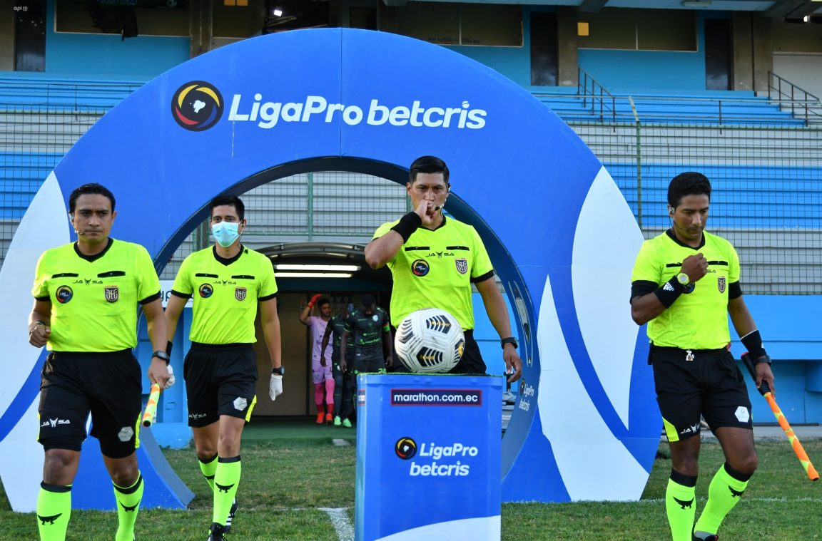 Árbitros de Ecuador mantienen reclamo y no pitan, la LigaPro y FEF ... Árbitros de Ecuador mantienen reclamo y no pitan, la LigaPro y FEF ...
